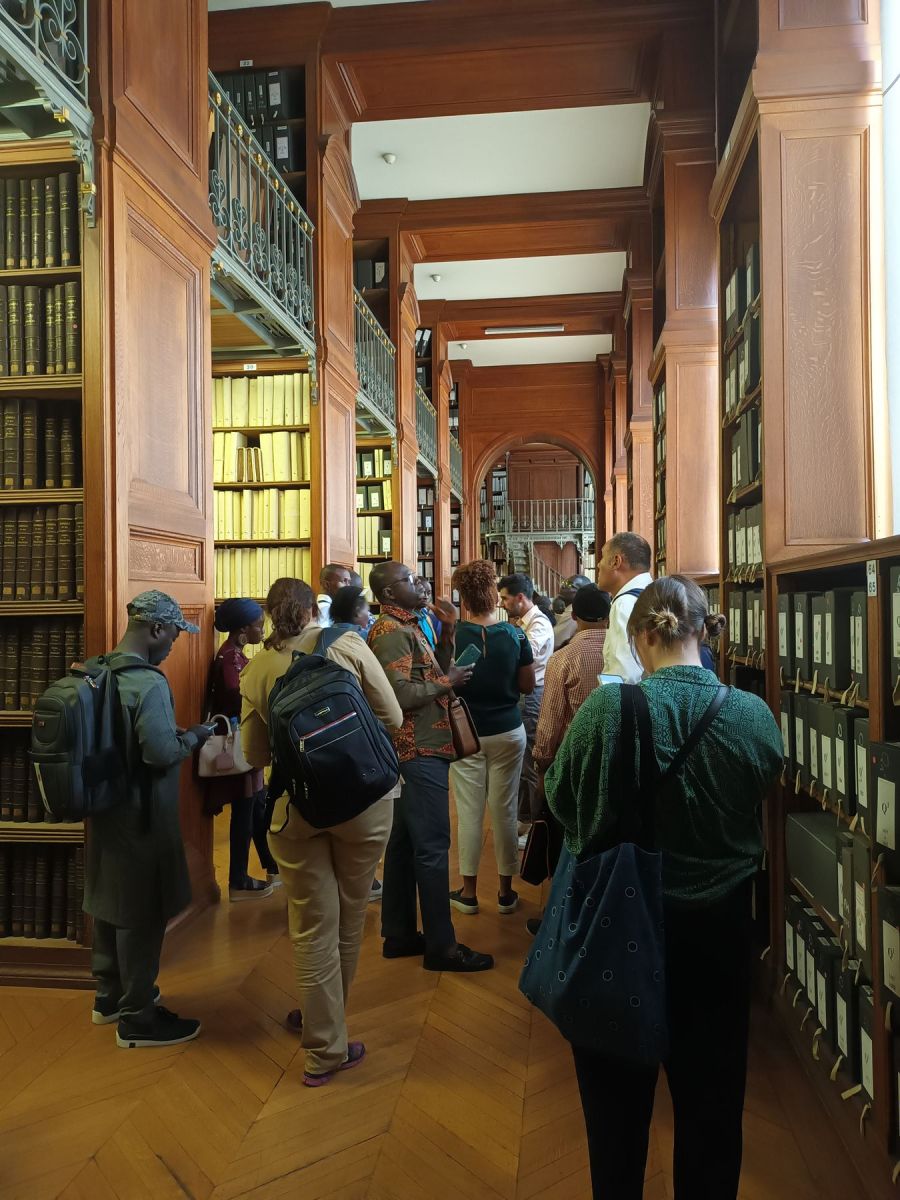 Une archiviste des Archives de l’État au Stage technique international d'archives à Paris ...
